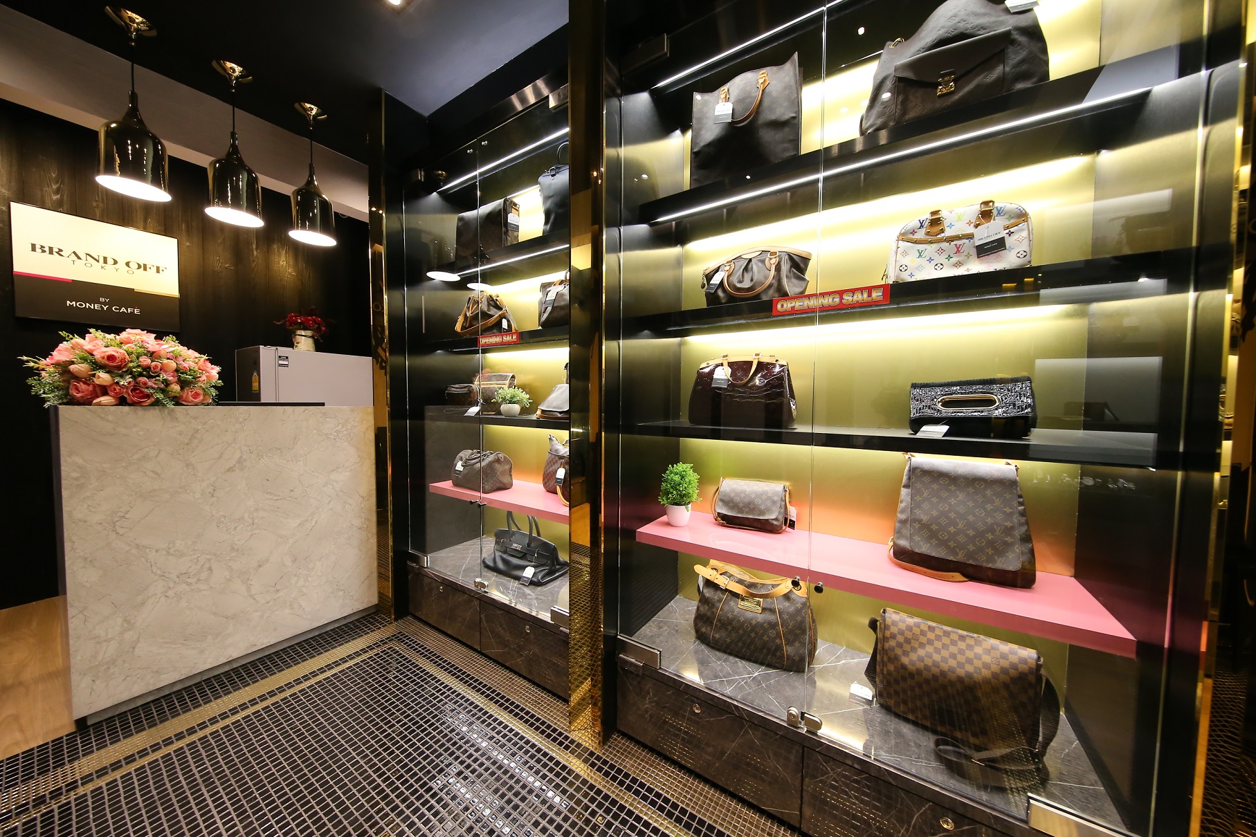 Brand Off Tokyo by Money Café - https://howemagazine.com/