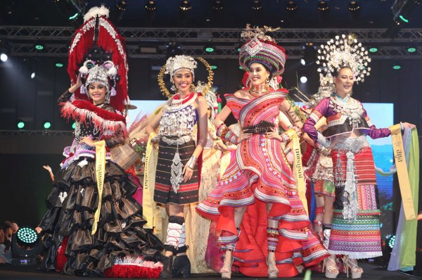 แฟชั่นโชว์ ชาติพันธุ์ล้านนา สุดปัง!! "มิสแกรนด์เพชรบูรณ์" คว้ารางวัล ...