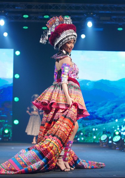 แฟชั่นโชว์ ชาติพันธุ์ล้านนา สุดปัง!! "มิสแกรนด์เพชรบูรณ์" คว้ารางวัล ...