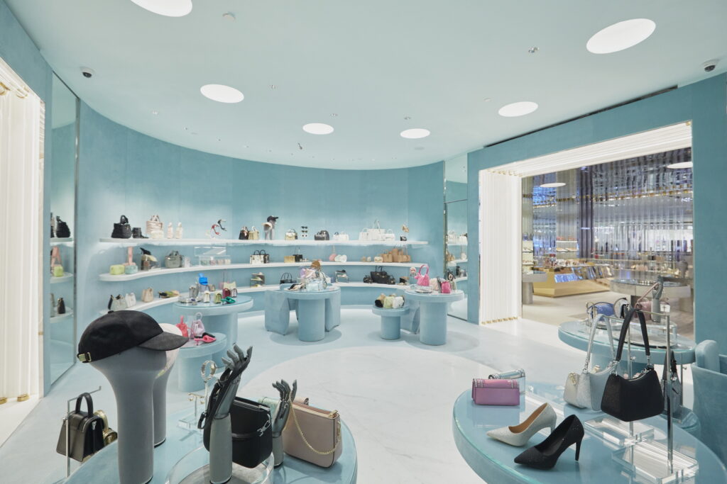 มุมนี้ห้ามพลาด! พาส่องมุมสวยของสาว LYN กับแฟล็กชิปสโตร์ใหญ่สุดในไทย ...