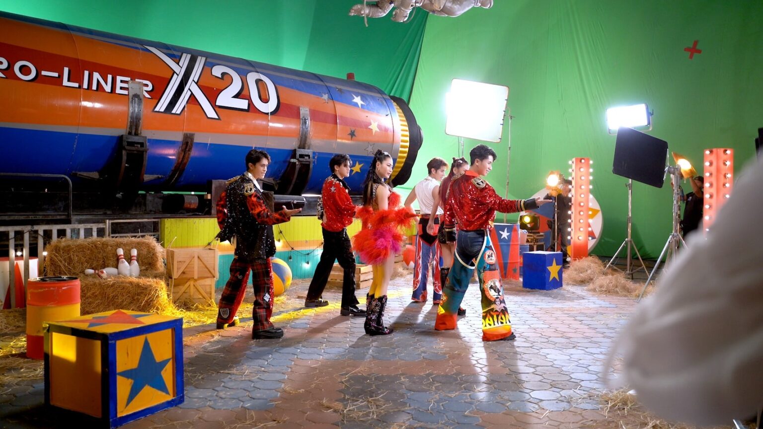 NEW COUNTRY ปล่อย MV “แตร๊ดตึง” สีสันคาร์นิวัลชวนแฟนๆ พร้อมโยกให้หายตึงแล้ววันนี้ - https ...