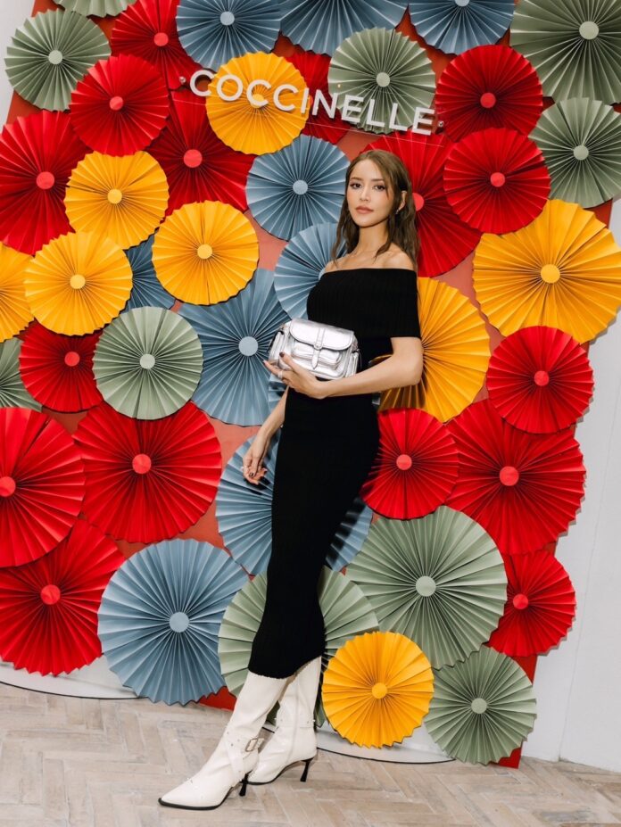 Coccinelle เปิดตัวคอลเลคชั่น Spring Summer 2025 ในชื่อ “Rua da Alegria” - https://howemagazine.com/