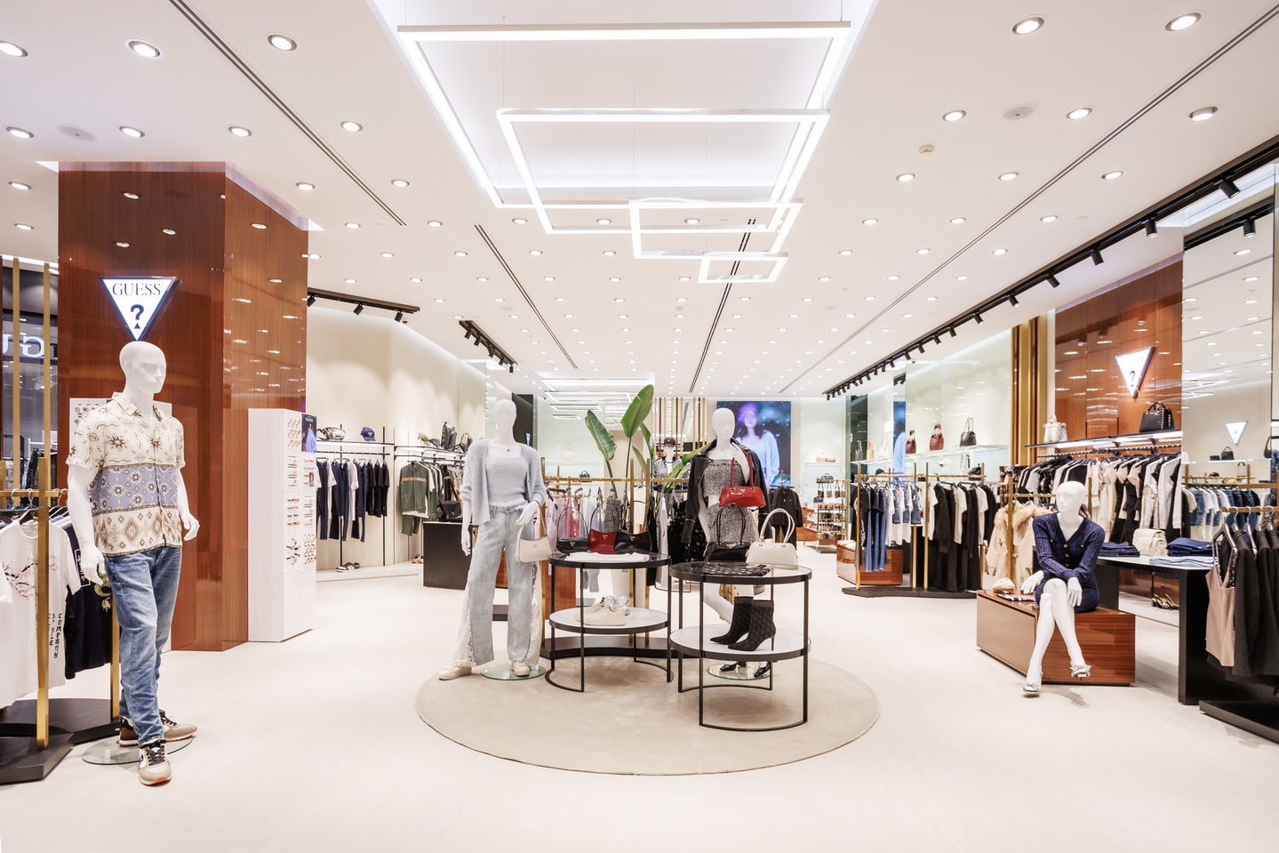 ฉลองเปิด GUESS Flagship Store คอนเซ็ปต์ใหม่ที่แรกของโลกที่ชั้น 1 ...