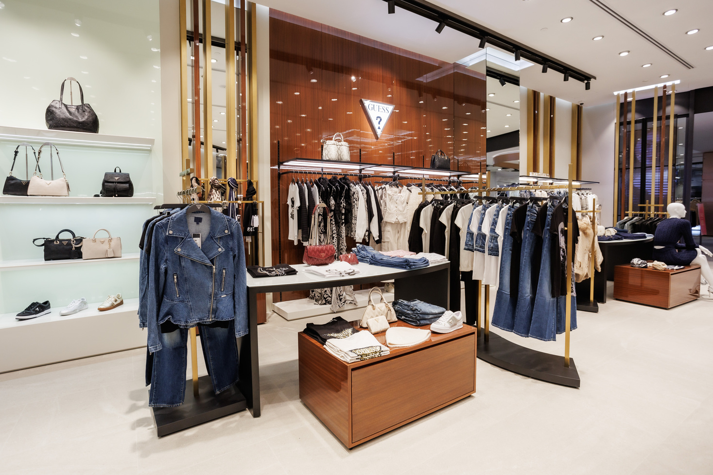 ฉลองเปิด GUESS Flagship Store คอนเซ็ปต์ใหม่ที่แรกของโลกที่ชั้น 1 ศูนย์การค้าเซ็นทรัลเวิลด์ ...