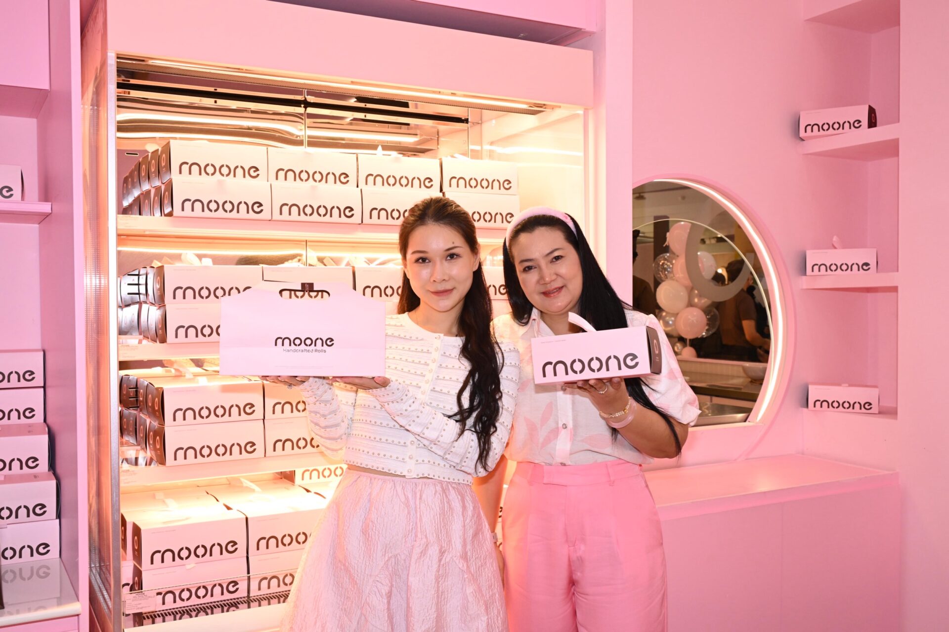 “เบคกี้ รีเบคก้า” ร่วมงาน Grand Opening “moone rolls” แบรนด์โรลเค้กสุดละมุนแห่งใหม่ใจกลางกรุงเทพ ...